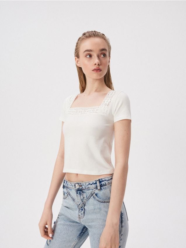 Crop top with crochet neck Farbe elfenbeinweiss - SINSAY - VV324-01X