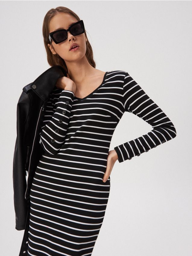 Úpletové šaty s véčkovým výstrihom Farba viacfarebná - SINSAY - WD580-MLC